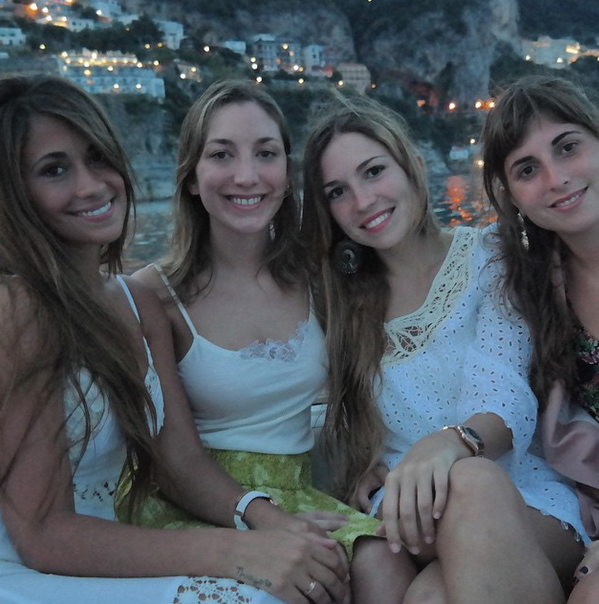 (Image) Stunning WAG Antonella Roccuzzo Poses With Three Hot Friends ...