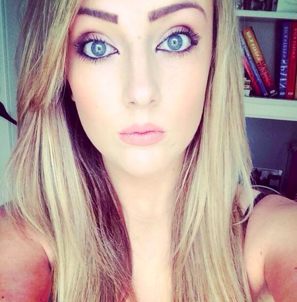 Twelve Hot Photos Of Ridiculously Fit Man United Fan Emma Pearce, Who ...