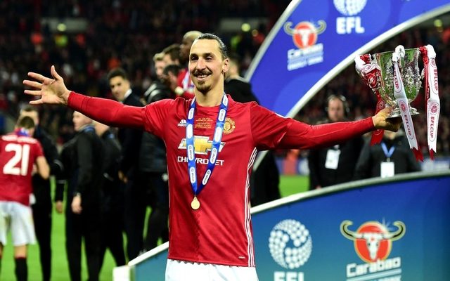 (Image) Man Utd star Ibrahimovic suffers horror knee injury
