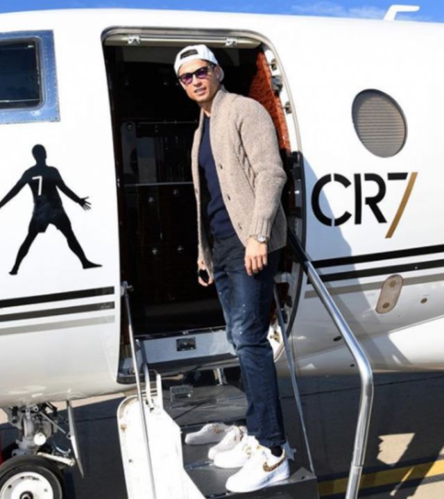 Ronaldo arrives at Ballon d'Or awards in private jet