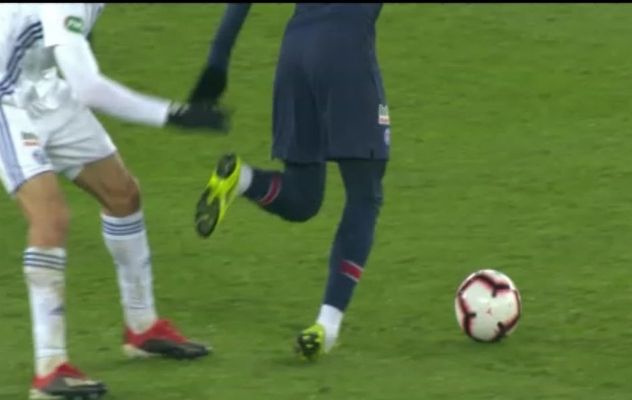 Video: Neymar leaves the pitch in tears after injury for PSG