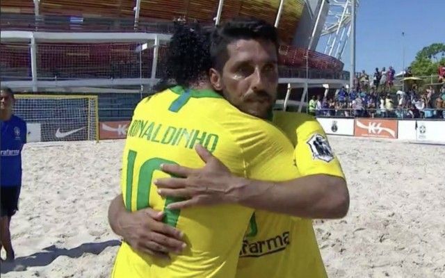 Video: Ronaldinho's final beach soccer appearance for Brazil