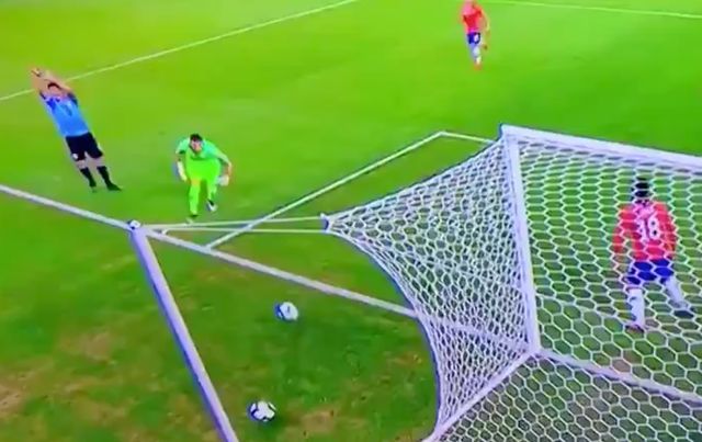 Video: Suarez claims handball against goalkeeper inside box