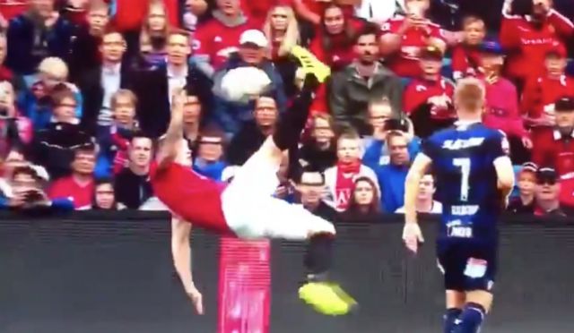 Video: Jones' hilarious overhead kick attempt for Man United