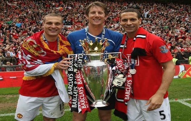Manchester United approach former player Edwin van der Sar