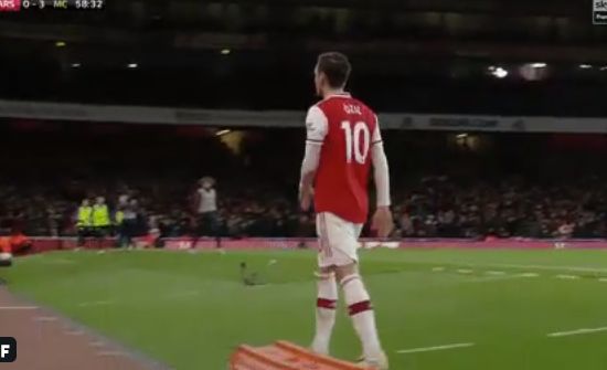 Mesut Ozil kicks out in Arsenal Man City game - video