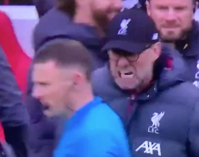 Video: Klopp celebrates in front of fourth official