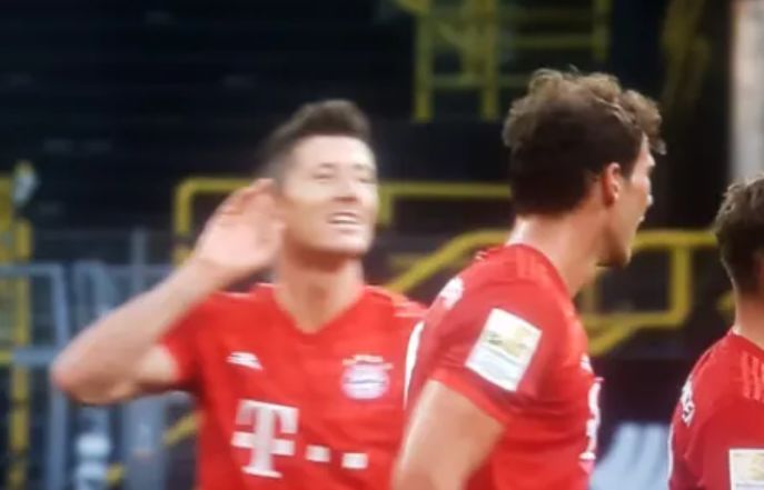 Lewandowski trolls Borussia Dortmund - video