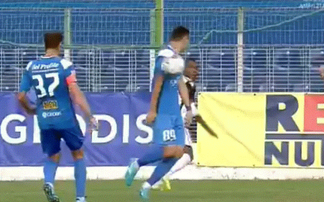 Video: Awful free kick routine from the Romanian league