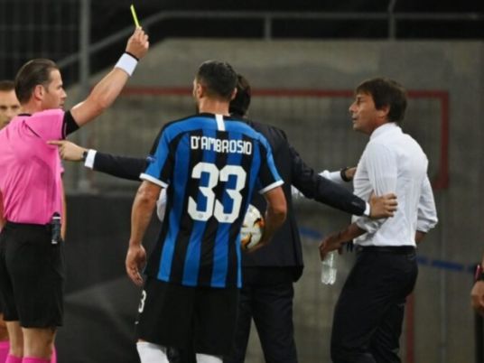 Antonio Conte offers to see Banega outside after wig joke