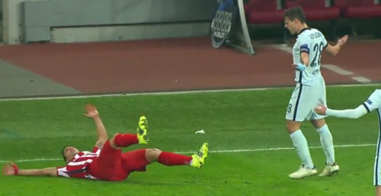 Video: Luis Suarez kick and dive Atletico Madrid vs Chelsea