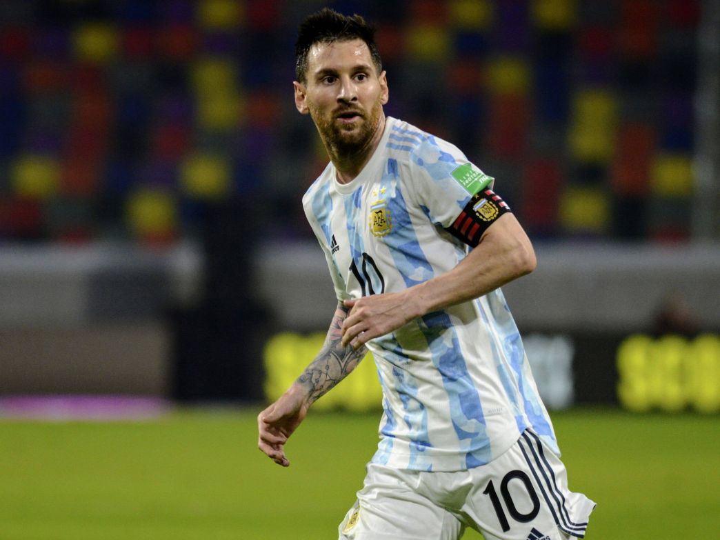 (Video) Lionel Messi jumps for joy with the Copa America trophy as he ...
