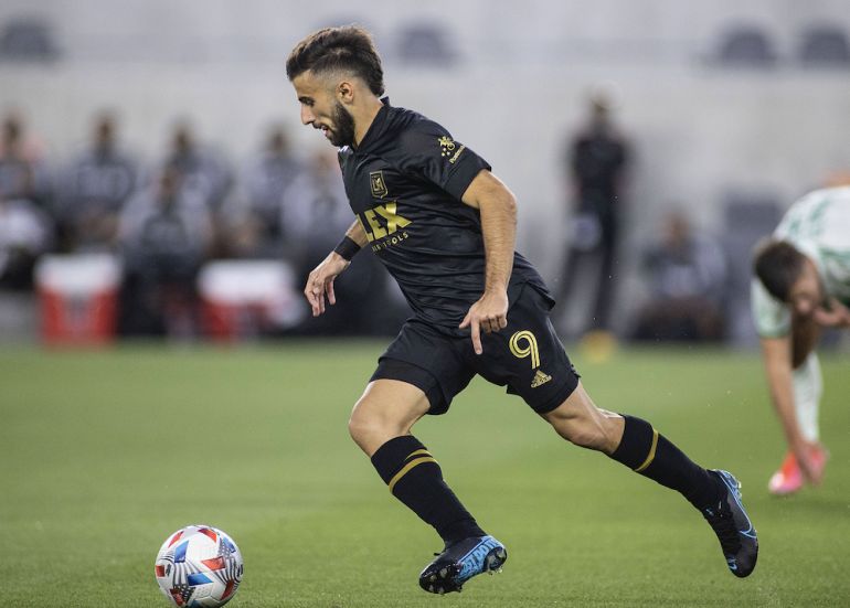 Video: Bruno Fernandes crying after Man United lose EL final