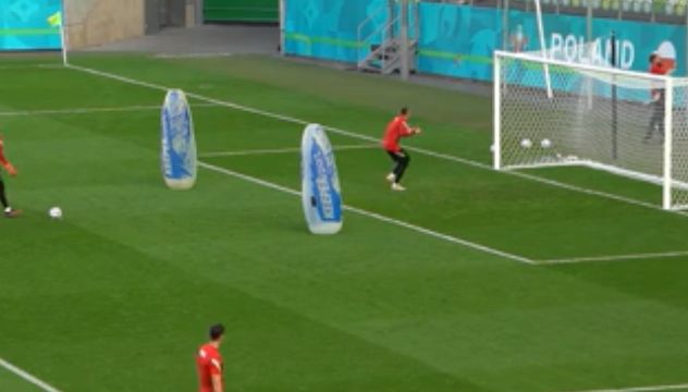 Video: Robert Lewandowski breaks phone in Poland training