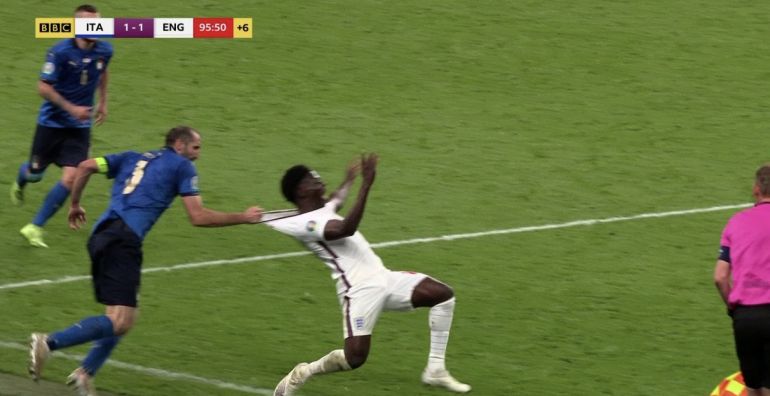 Photo: Italy fan gets tattoo of Chiellini's challenge on Saka