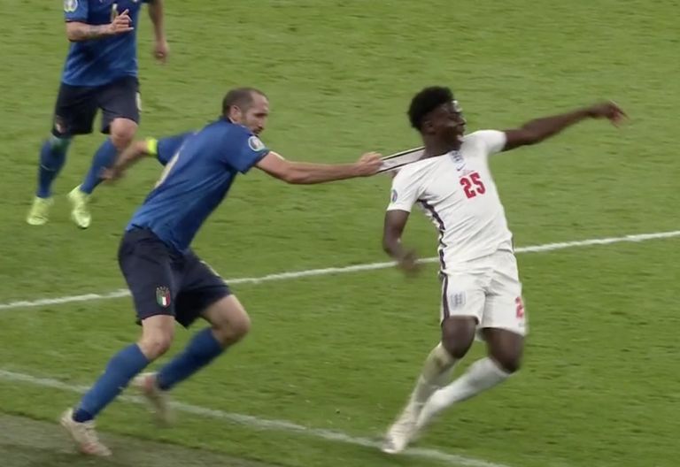 Chiellini on Saka foul video