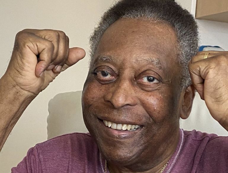 Pele back in hospital for more treatment on colon tumour