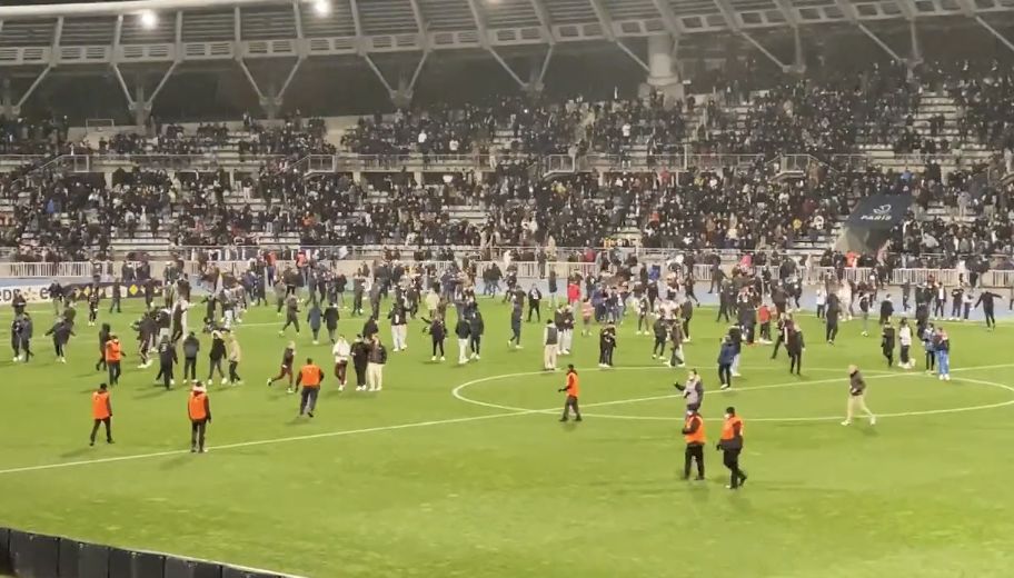 Video: Lyon fans storm pitch
