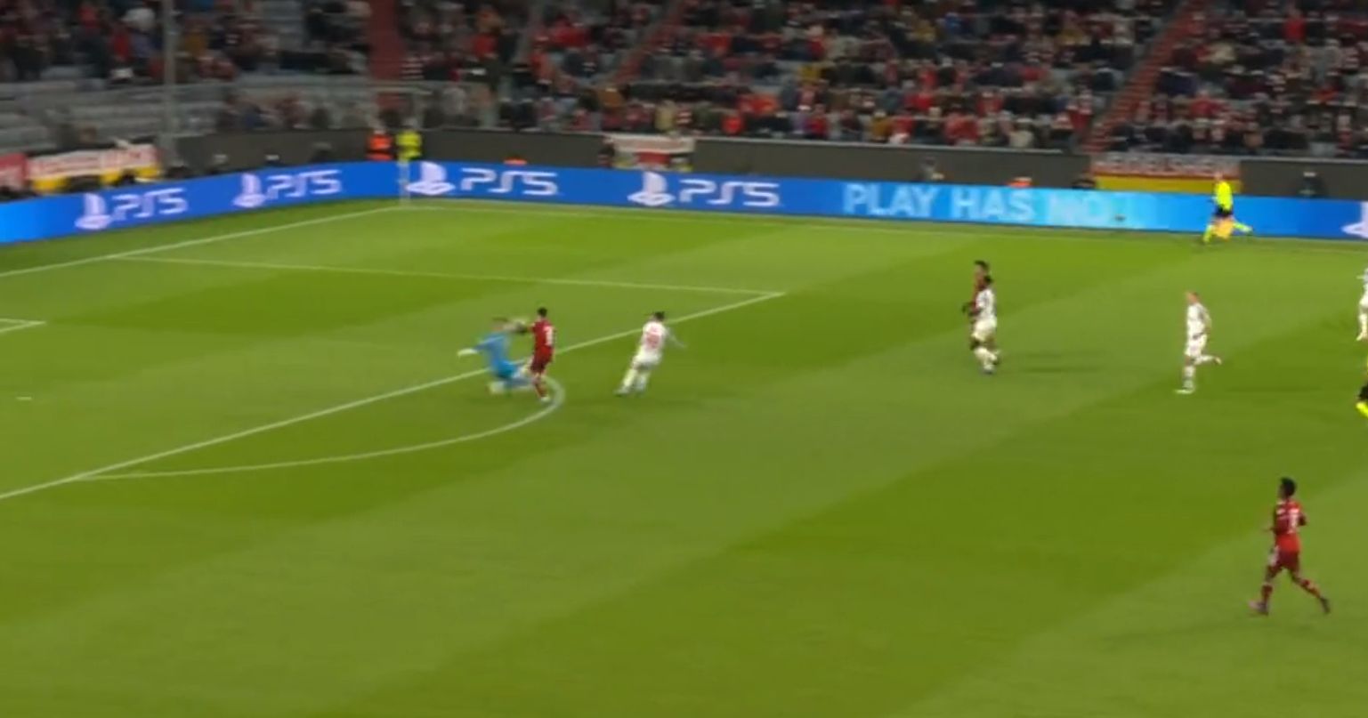 Video: Lewandowski scores ten minute hat-trick in Champions League tie