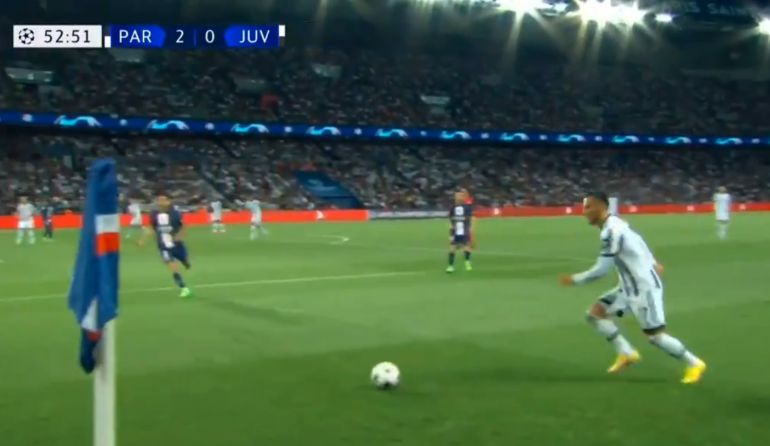 Video: PSG fall asleep during corner routine before Juventus score