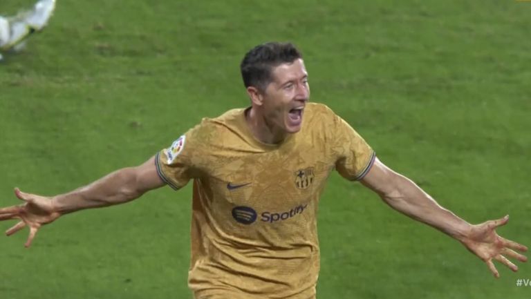 Video: Lewandowski produces incredible finish for 93rd-minute winner