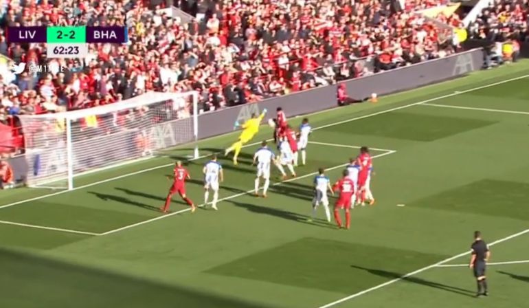 Video: Mistake from Sanchez helps Liverpool into 3-2 lead at Anfield