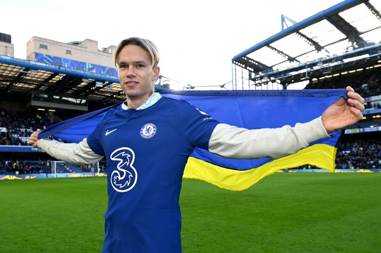 Video: Chelsea unveil Mykhaylo Mudryk in front of Stamford Bridge