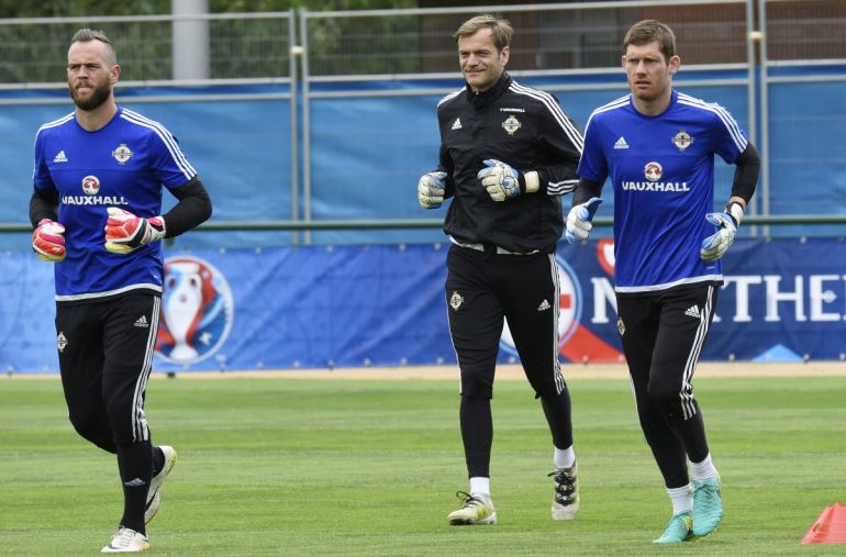 Roy Carroll comes out of retirement