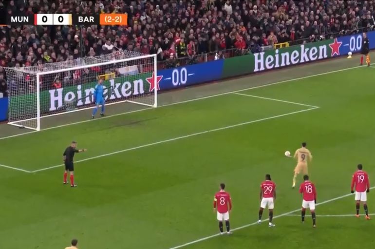 Video: Lewandowski gives Barcelona lead but De Gea nearly saves pen