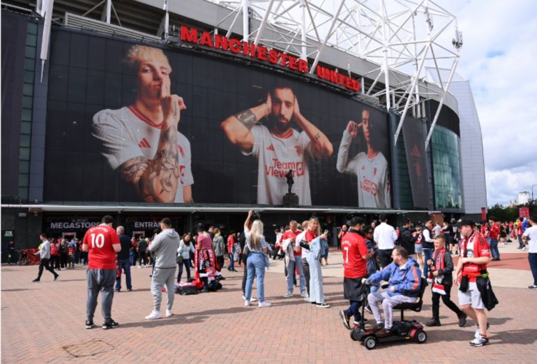 Arch-rival duo could offer £120k-p/w Man Utd player a way out this week