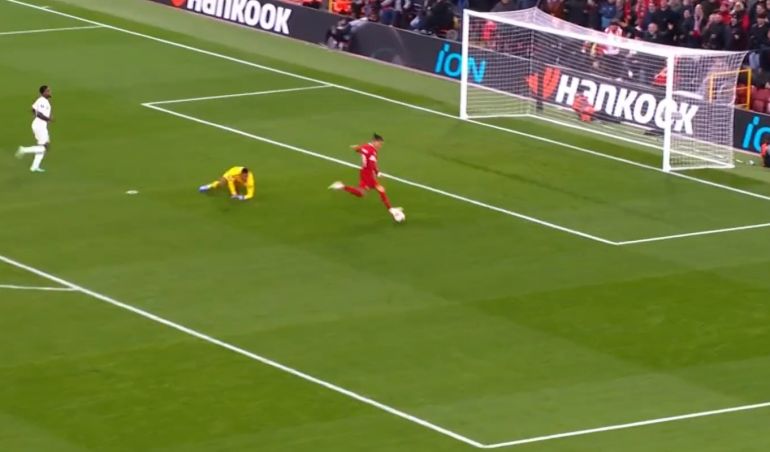 Video: Nunez's miss of the season contender before Gravenberch scores