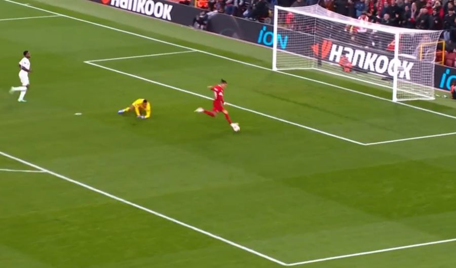 Video: Nunez's miss of the season contender before Gravenberch scores