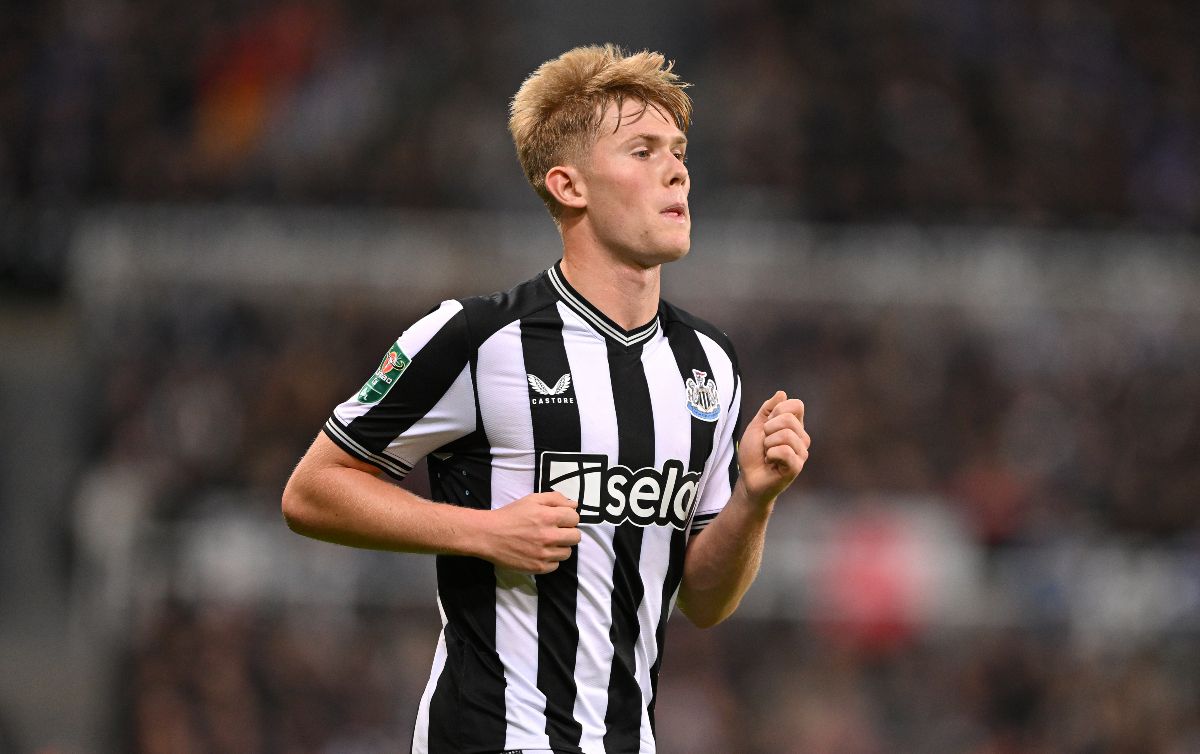 Liverpool youngster Bobby Clark showers Newcastle United defender Lewis ...