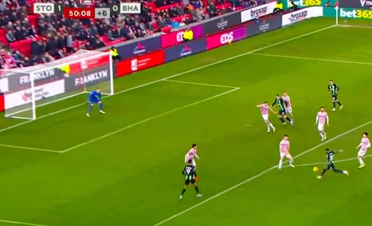 Video: Premier League defender scores rocket to level FA Cup tie