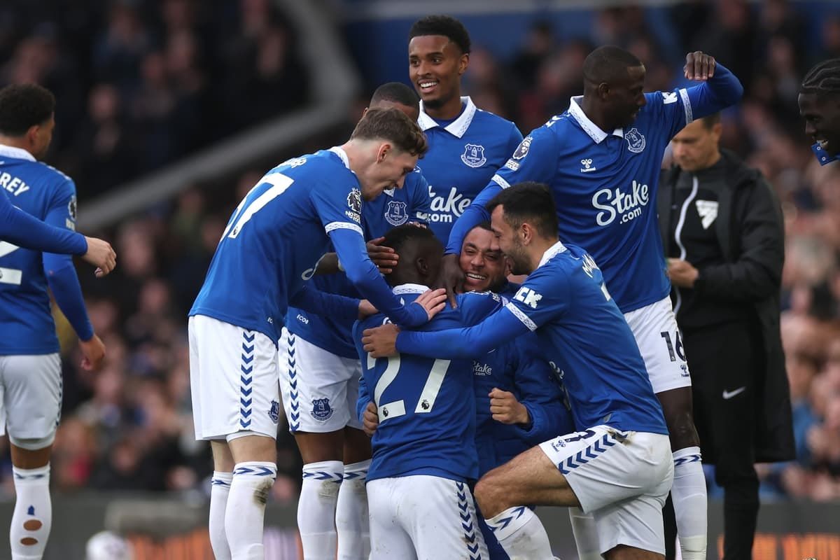 Gary Neville opens up about his fear for Everton's future over ...