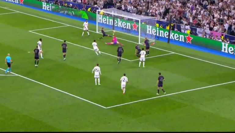 Bayern Munich news: Brilliant double save from Manuel Neuer