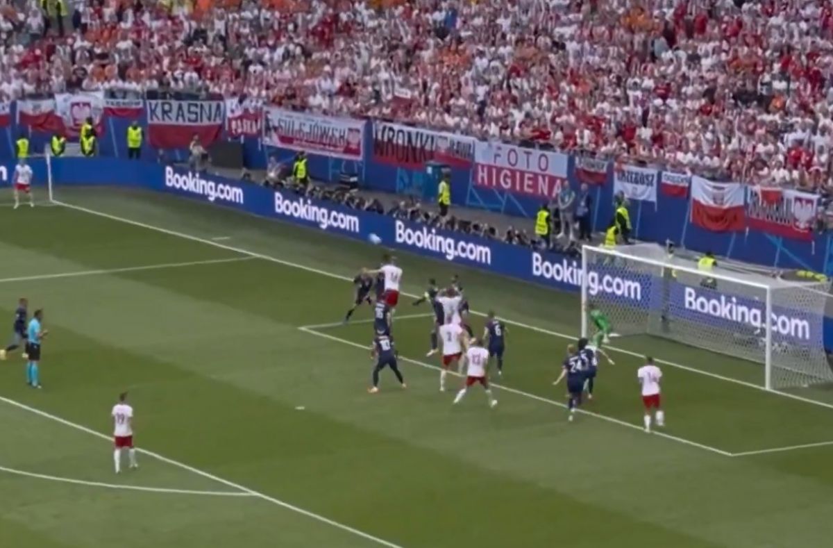 Video: Poland star rises above Virgil van Dijk to take shock lead