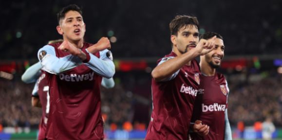 Jhon Duran makes West Ham's "irons" gesture on Instagram live