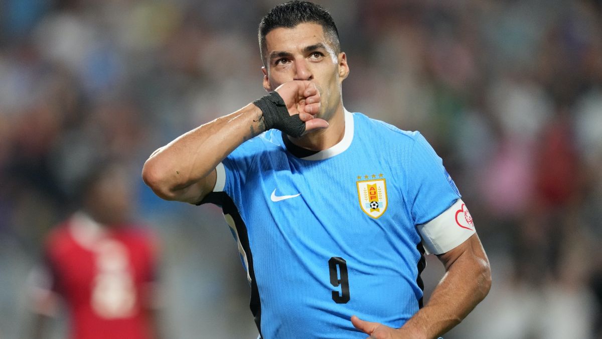 Video: Former Barcelona star saves Uruguay with stoppage time goal