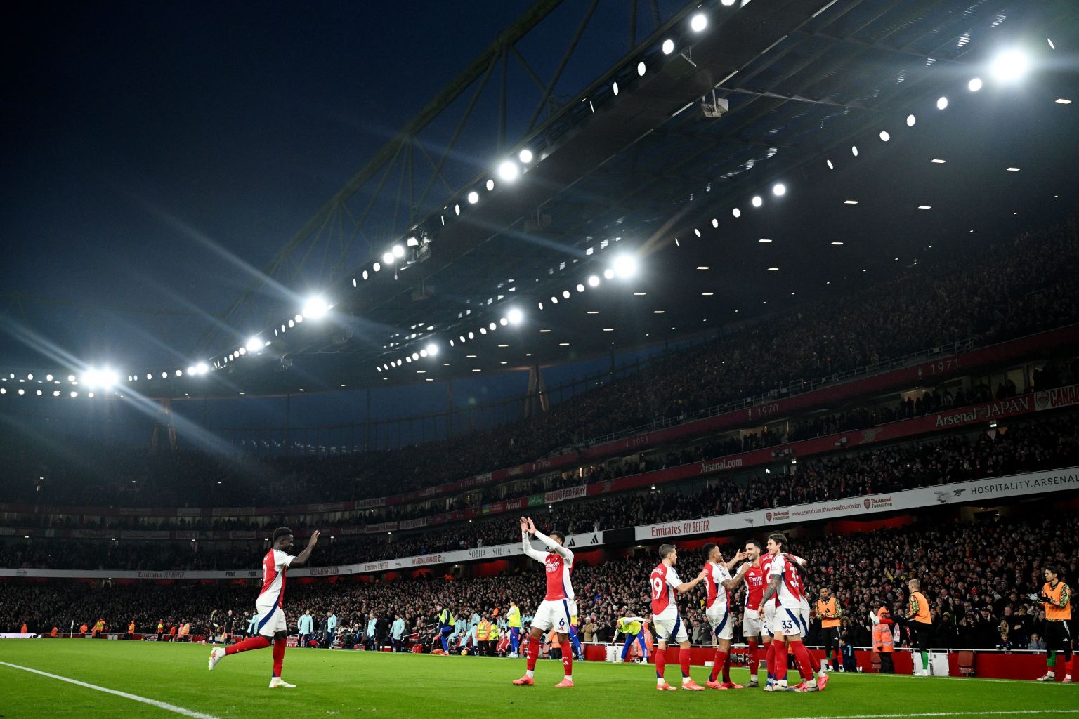 Arsenal consider switching home matches to Wembley Stadium