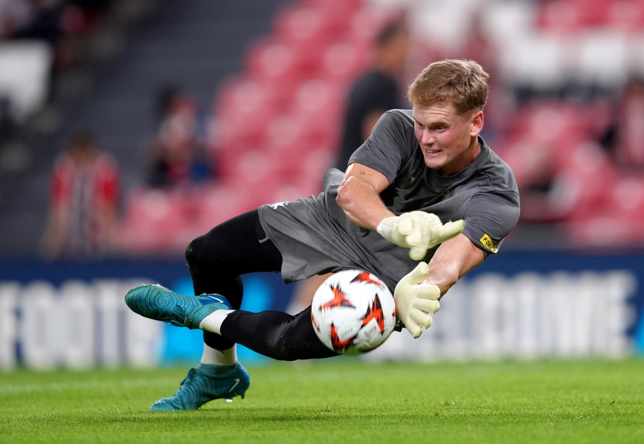 Tottenham agree deal to sign Antonin Kinsky