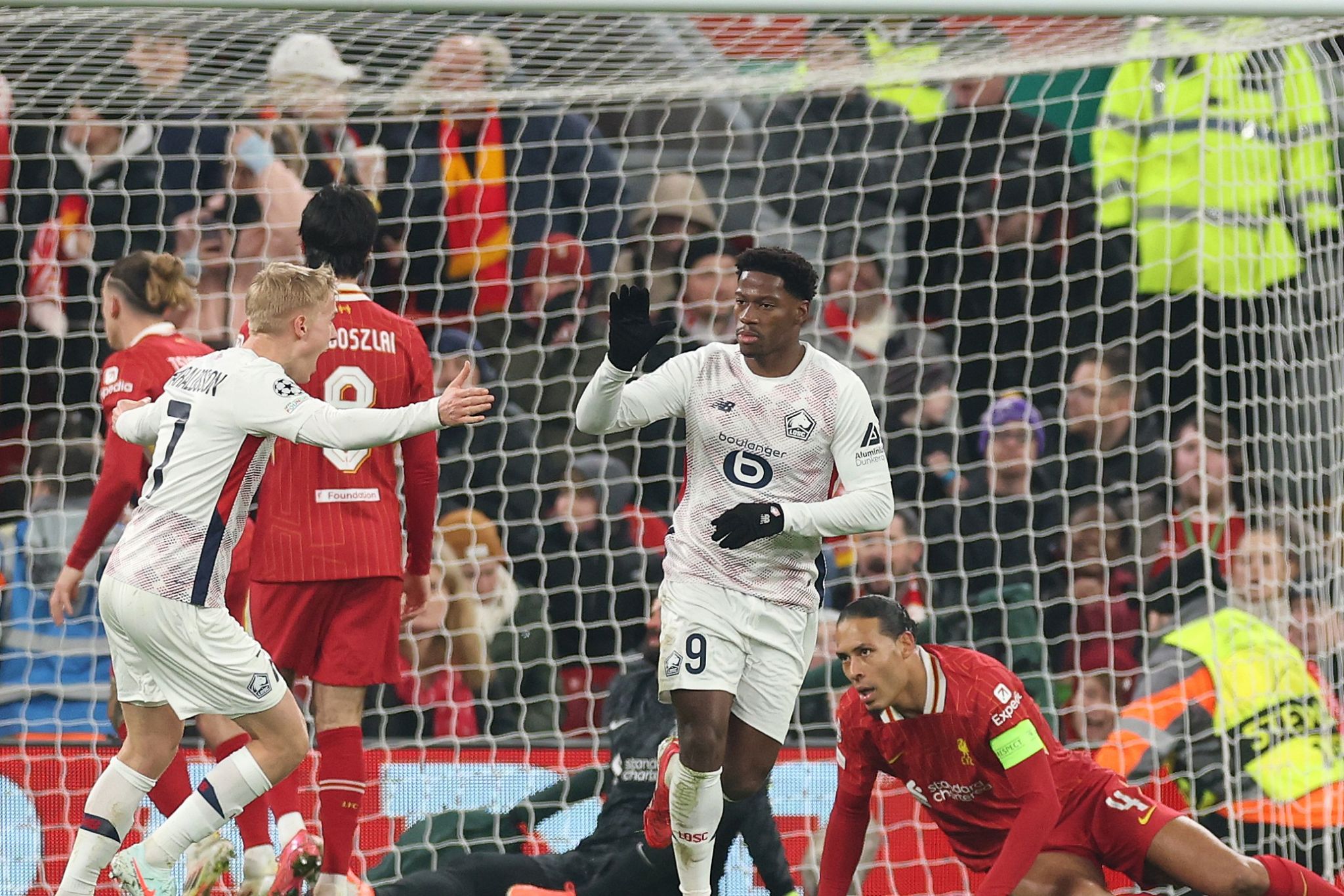 West Ham are hoping to beat Barcelona to the signature of Jonathan David