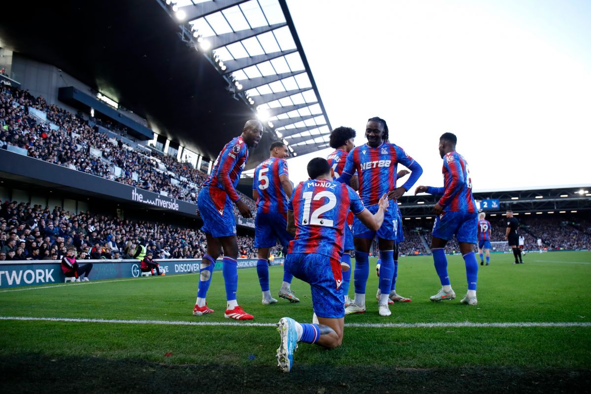 Daniel Munoz signs new Crystal Palace deal