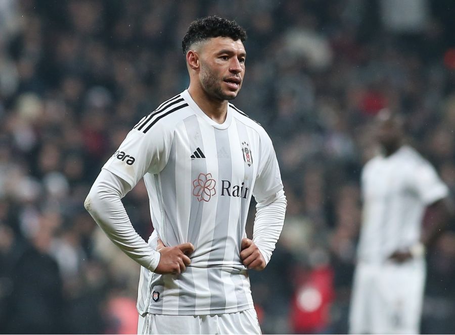 Leicester City make offer for Alex Oxlade-Chamberlain transfer