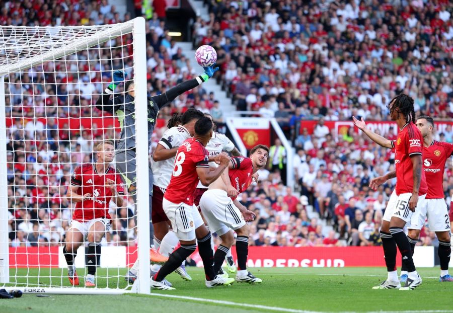 Riccardo Calafiori goal video as Arsenal score vs Man United